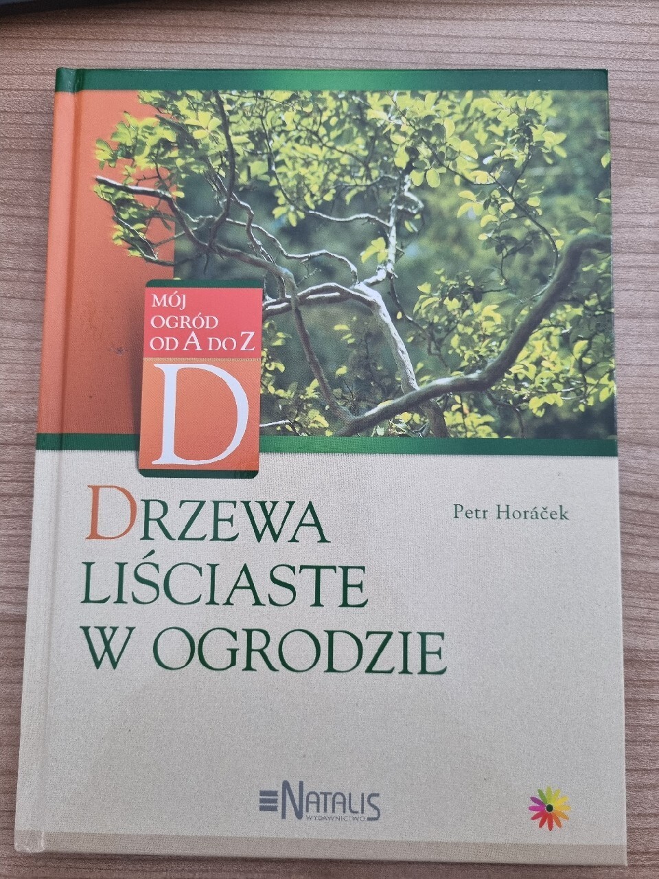 Drzewa lisciaste w ogrodzie - Peter Horacek | Pabianice | Kup teraz na ...