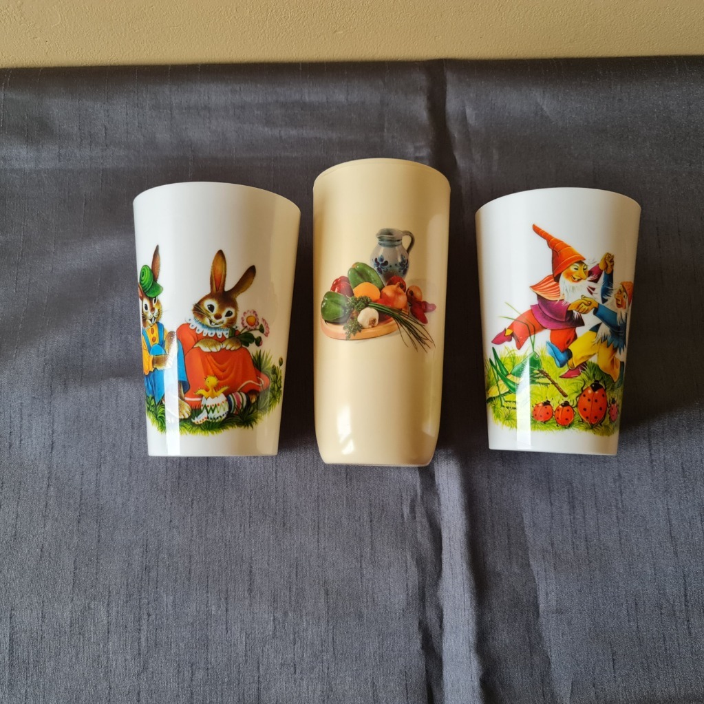 Stare plastikowe kubki z okresu PRL-u. | Warszawa | Kup teraz na ...