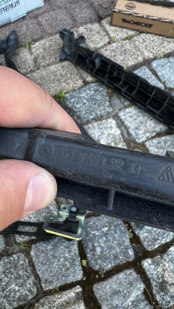 Mercedes GLA ślizg mocowanie progu A1566980214 | Jarosław | Kup teraz ...