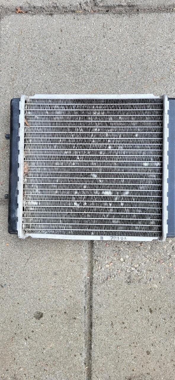 Chłodnica prawa Camaro 6,2L 15r- oryginał 84510352 | Niewodnica Korycka ...