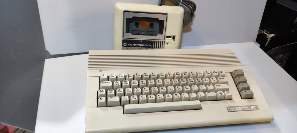 Komputer Commodore c64 magnetofon ? - 12947782051 - oficjalne archiwum ...