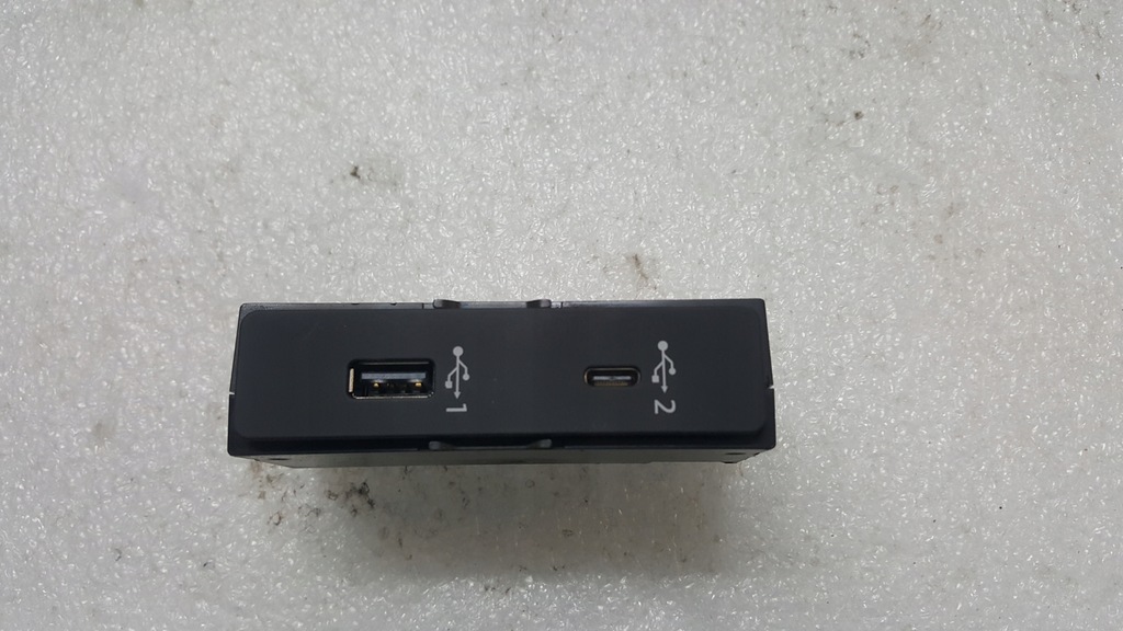 Gniazdo port USB-- AUDI Q3 RSQ3 83A035736 demontaż oryginał ...