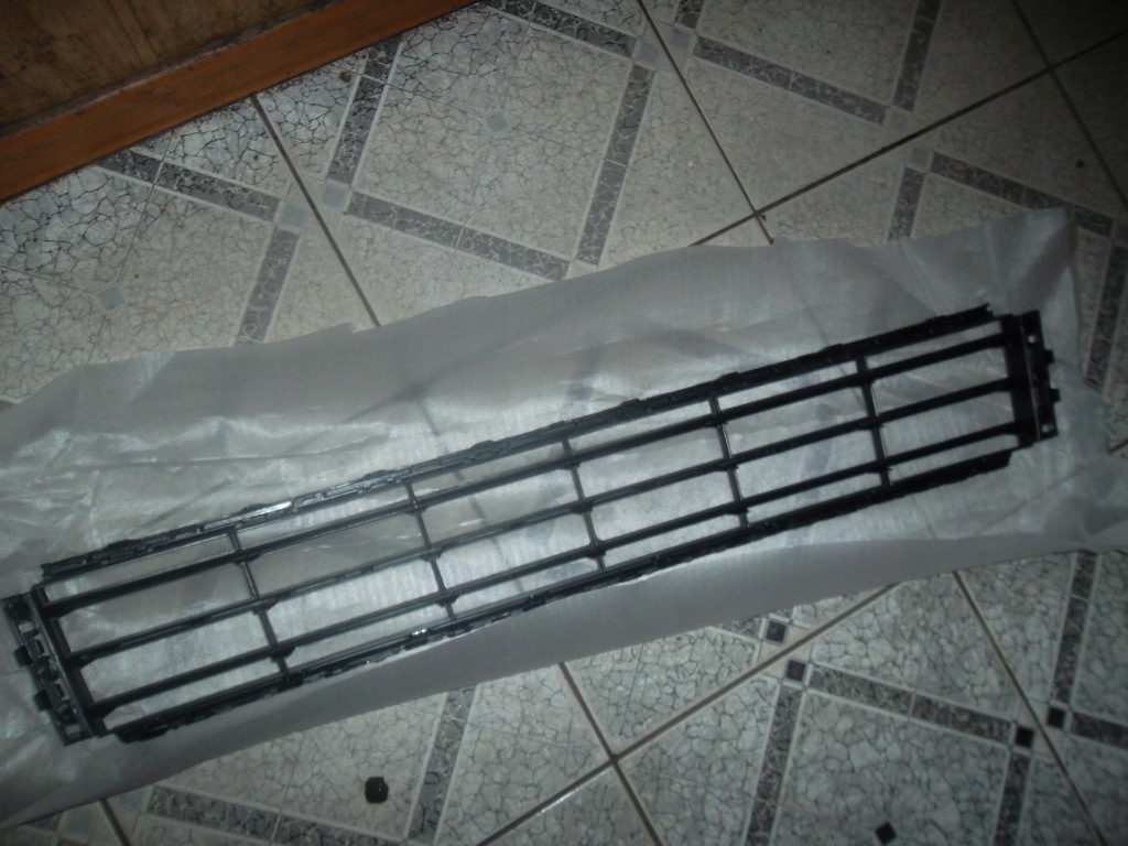 VW PASSAT B7 10+ ATRAPA KRATKA ZDERZAKA SRODEK - 8866590752 - oficjalne archiwum Allegro