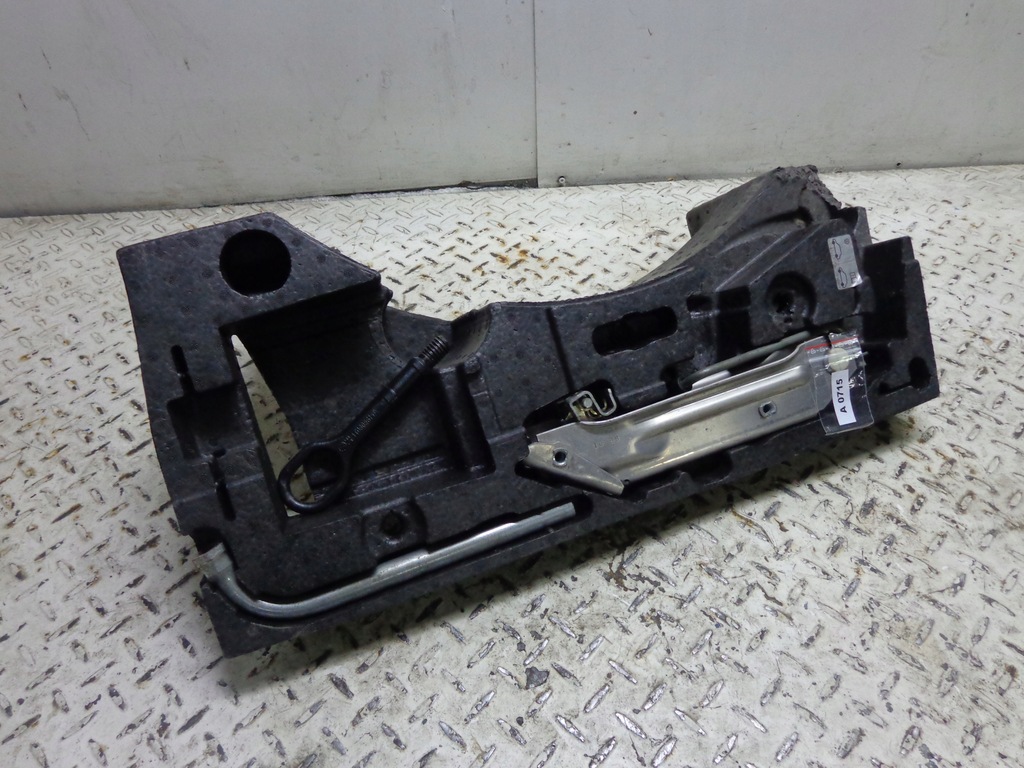 | VW PASSAT B6 LEWAREK KLUCZ UCHO HOLOWNICZE WKŁAD BAGAŻNIKA 3C5012115D ...