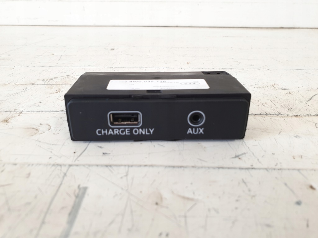 AUDI A4 A5 8W GNIAZDO AUX PORT USB 8W0035726 - 10871969653 - oficjalne ...