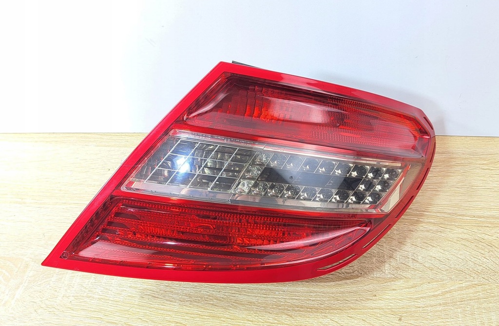 MERCEDES W204 SEDAN LAMPA PRAWA PRAWY TYŁ TYLNA 2048201964 ...