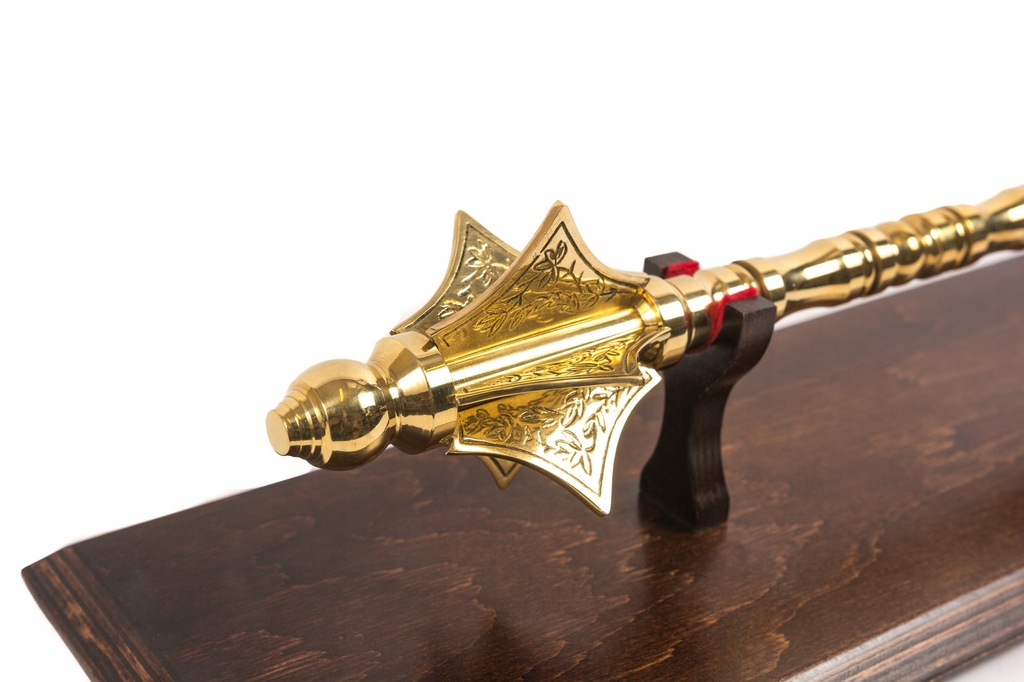 Buzdygan na drewnianym tablo, pióra głowicy ostre. - 12962480057 ...