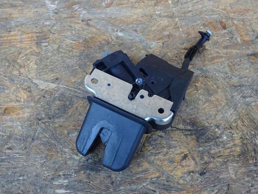 AUDI A4 B7 A4 B8 SEDAN ZAMEK ZATRZASK KLAPY TYLNEJ - 11817298807 - oficjalne archiwum Allegro