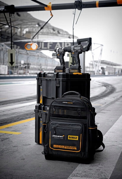 Купить DEWALT DWST60122-1 ВОДОНЕПРОНИЦАЕМЫЙ РЮКЗАК DEWALT McLaren ...