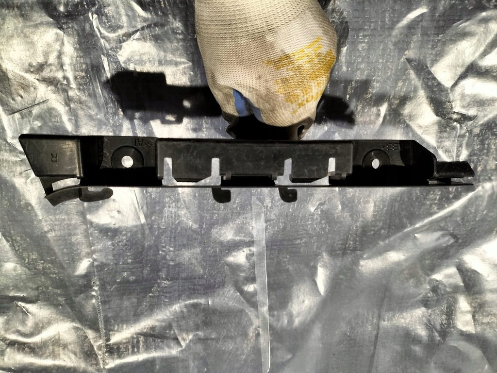 ŚLIZG MOCOWANIE ZDERZAKA PRAWY PRZÓD BMW E65 E66 - 13289833178 ...