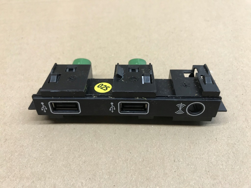 TIGUAN II PORT USB AUX 5TA863324C - 9574986348 - oficjalne archiwum Allegro