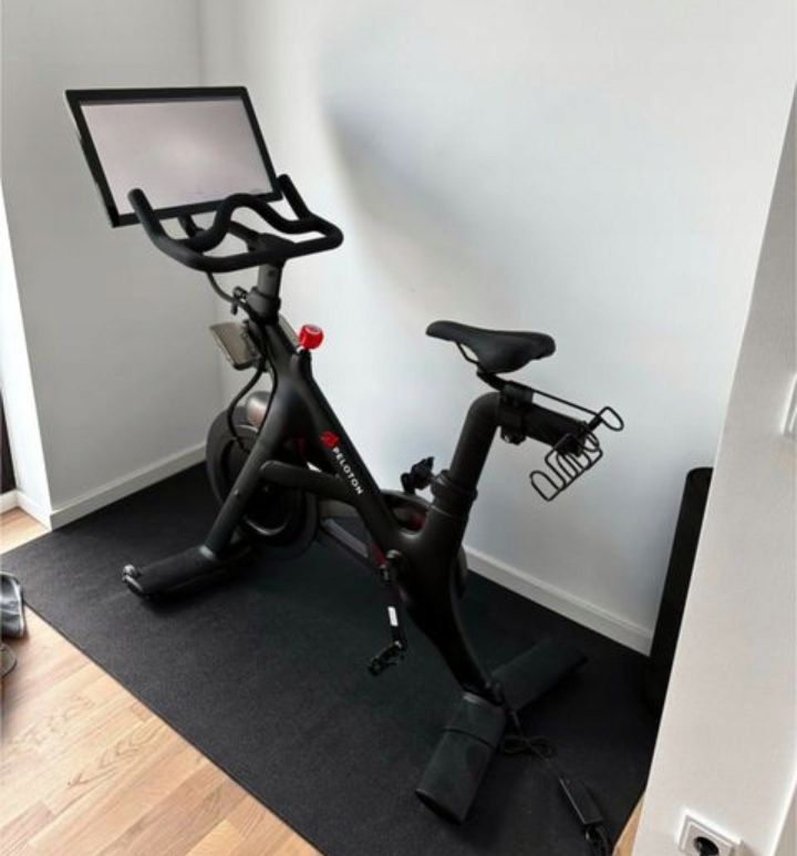 JAK NOWY ! Rower spiningowy PELOTON BIKE, ekran 22 cale - 15904264331 ...