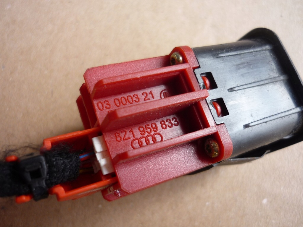 PRZYCISK KLAPY WLEWU PALIWA AUDI A2 8Z1959833 - 11976623828 - oficjalne ...