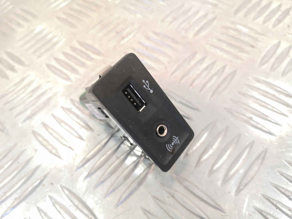 GNIAZDO PORT USB AUX PORSCHE CAYENNE 958 MACAN - 12492928846 ...