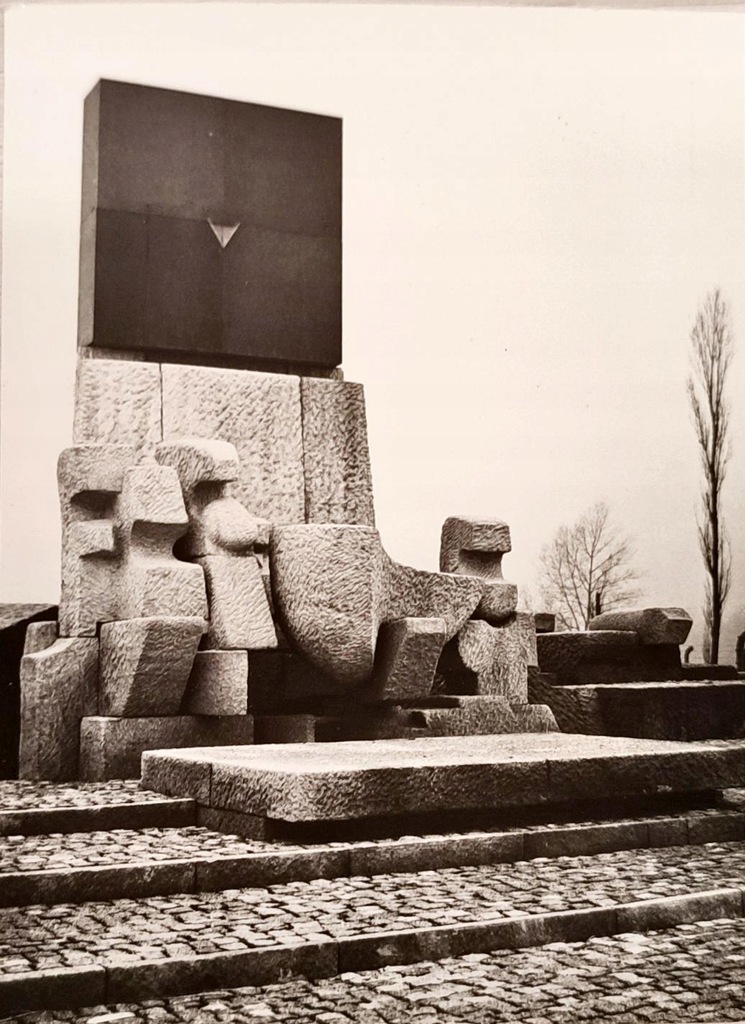 OŚWIĘCIM BRZEZINKA POMNIK OFIAR FASZYZMU 1967 - 12356383131 - oficjalne ...