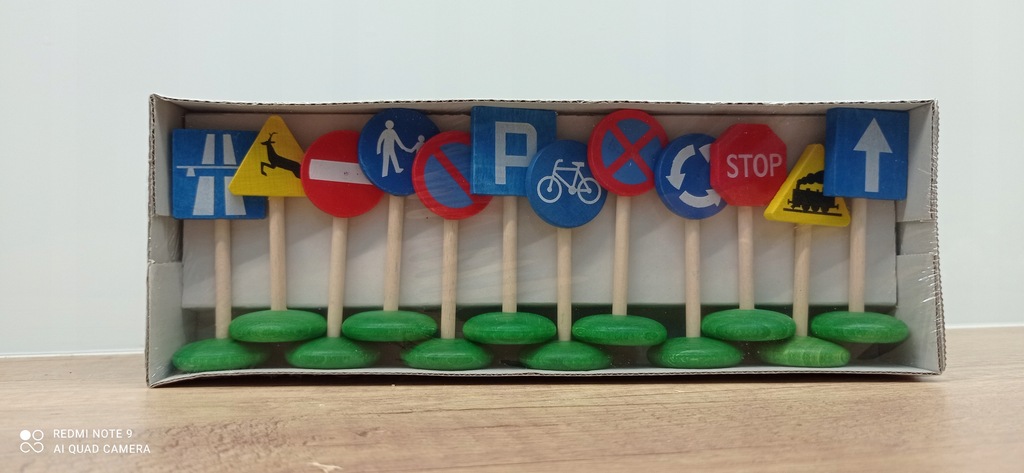ZNAKI DROGOWE DREWNIANE KOLOROWE - 9897971771 - oficjalne archiwum Allegro