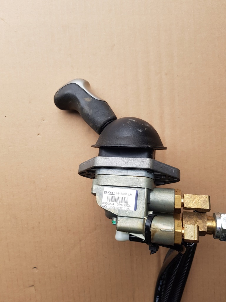 ZAWÓR HAMULCA RĘCZNEGO 1845501 DAF XF 106 - 8472607961 - oficjalne ...