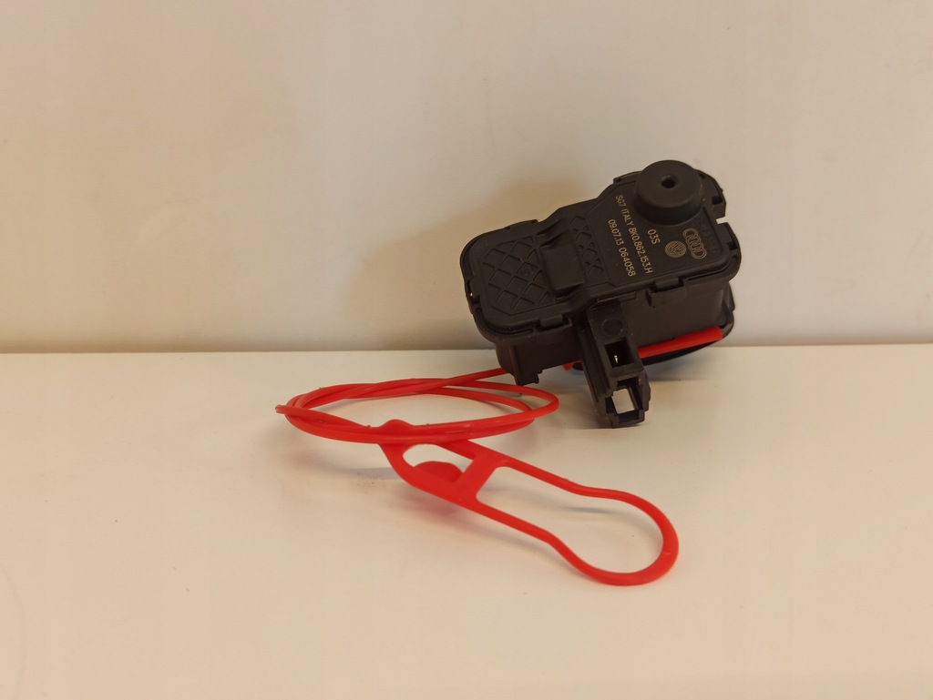 SIŁOWNIK KLAPKI WLEWU PALIWA A4 B8 8K0862153H - 12387211432 - oficjalne ...