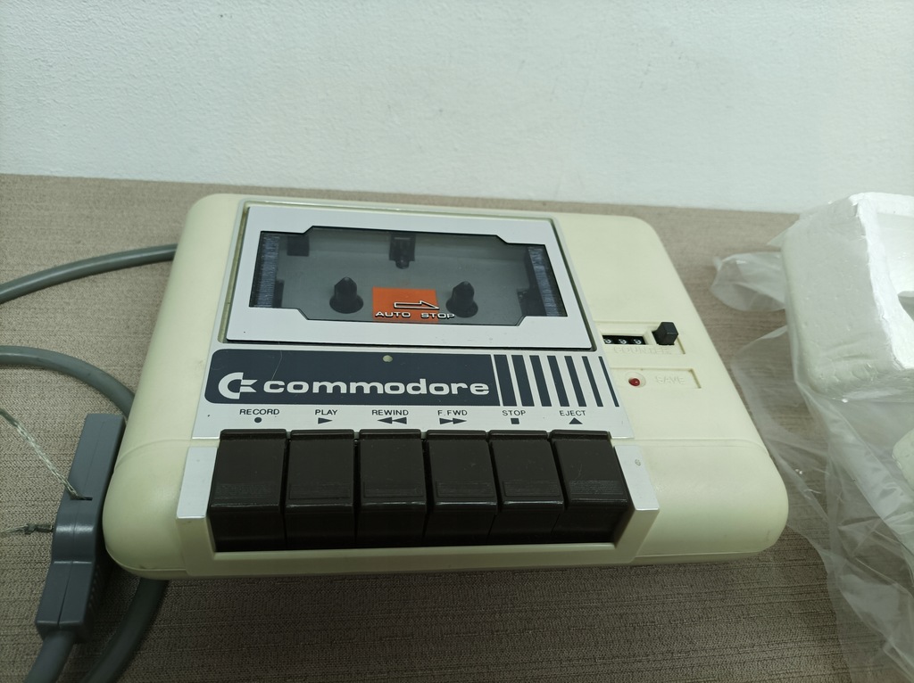Magnetofon Commodore CBM 64 - 13494087764 - oficjalne archiwum Allegro