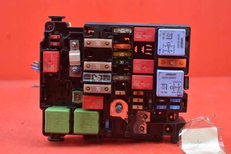 SKRZYNKA BEZPIECZNIKÓW BSM PEUGEOT 301 1.2 VTi 15R - 13353796026 ...