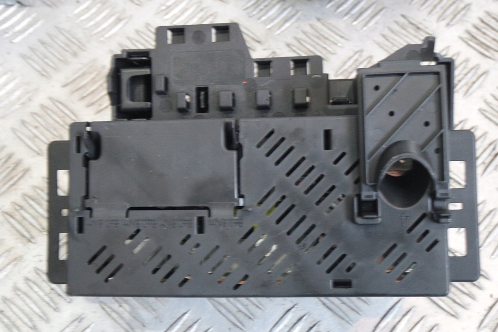 SKRZYNKA BEZPIECZNIKOW MERCEDES W167 A1675404131 - 13318064918 ...