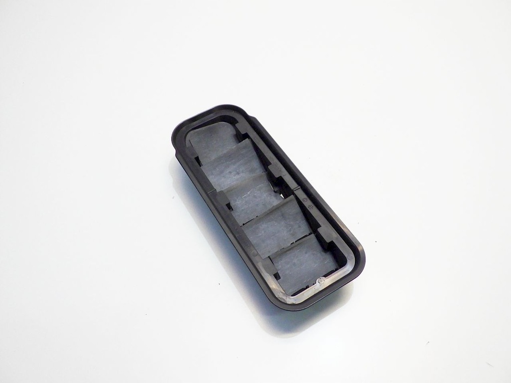 VOLVO XC40 21r KRATKA WENTYLACYJNA BAGAŻNIKA PRAWA - 13432543954 ...