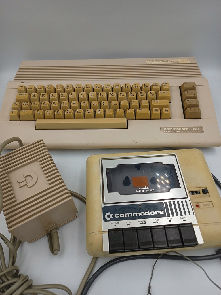 KOMPUTER COMMODORE 64 C64 + MAGNETOFON ZASILACZ SPRAWNY - 15409487438 - oficjalne archiwum Allegro