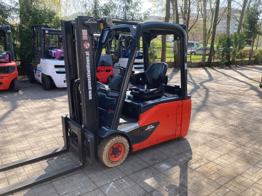 WÓZEK WIDŁOWY LINDE E20L 2015r Triplex Elektryczny - 13656457096 ...