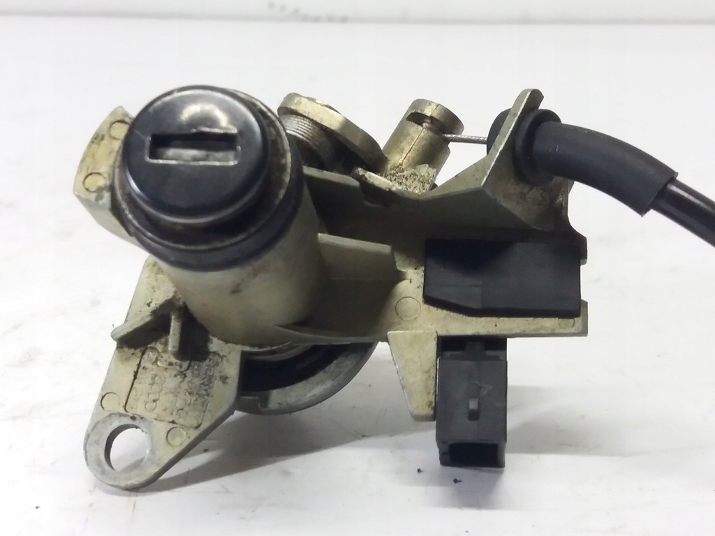 Audi A4 B6 wkładka zamka tylnej klapy 8E0827573A - 11624950717 ...