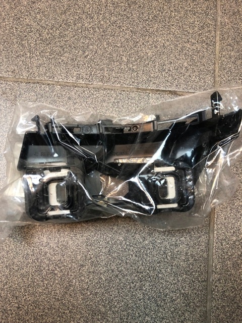 MERCEDES W205 ŚLIZG LEWY MOCOWANIE A2058851965 - 8750747912 - oficjalne ...