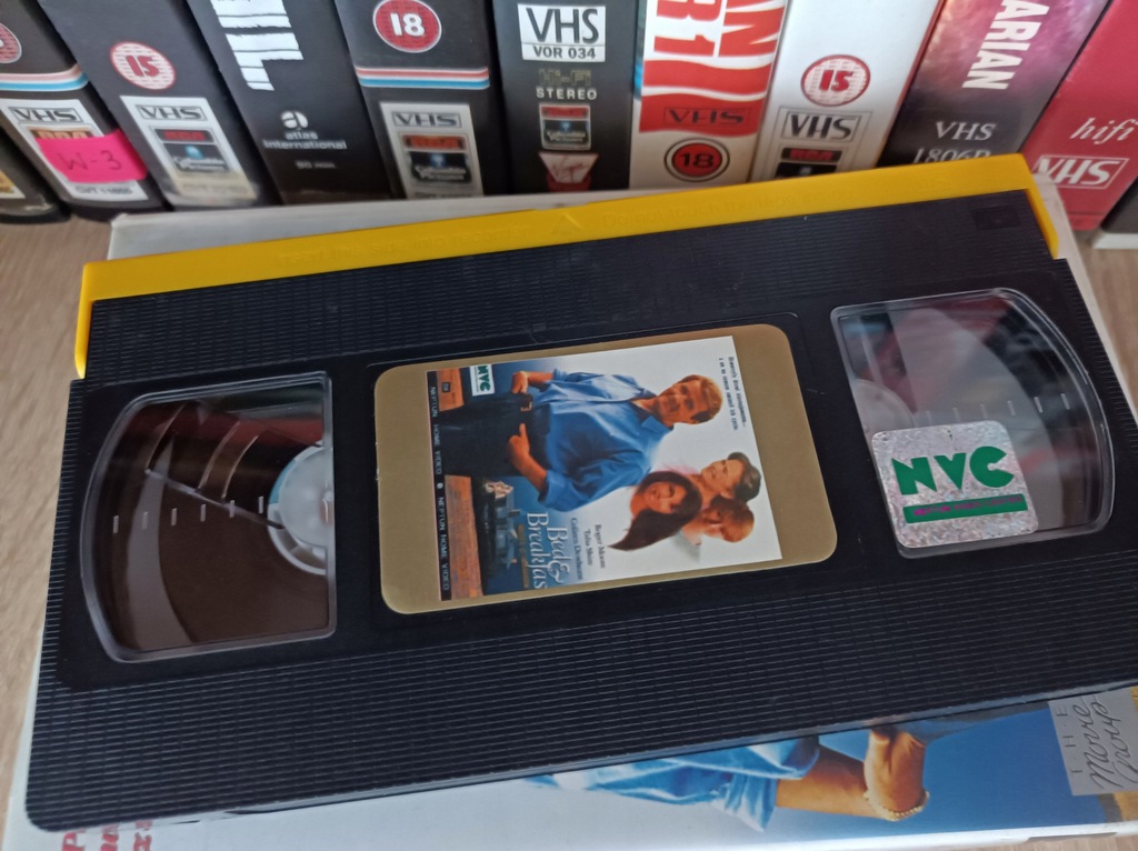 Купить Бед Энд Брекфаст VHS Роджер Мур: отзывы, фото и характеристики на Aredi.ru (14805727599)