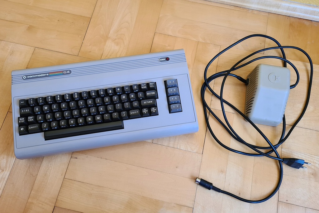 Commodore C64 G C64G mydelniczka +zasilacz Sprawny - 12686588856 ...