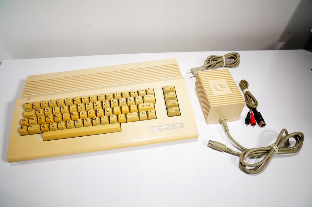 COMMODORE C64 64 + PRZEWÓD AV + ZASILACZ - 13223026123 - oficjalne ...