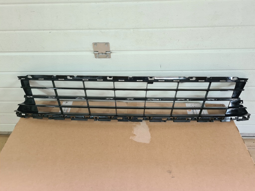 Kratka zderzaka VW Passat B8 R-line - 12305919393 - oficjalne archiwum Allegro