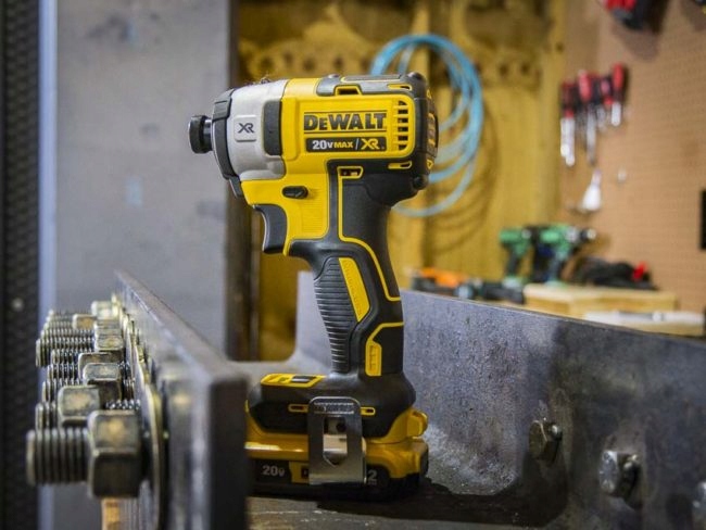 Купить КОМПЛЕКТ DEWALT COMBO 18V DCH273+DCF887+DCG405 3x5.0: отзывы, фото и характеристики на ...