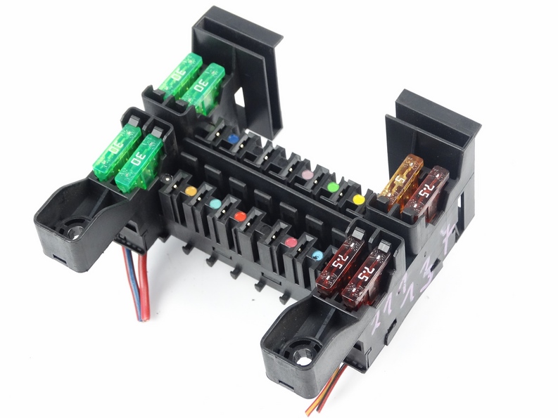 Mercedes E W211 SKRZYNKA BEZPIECZNIKÓW 2115450301 - 7111561343 ...