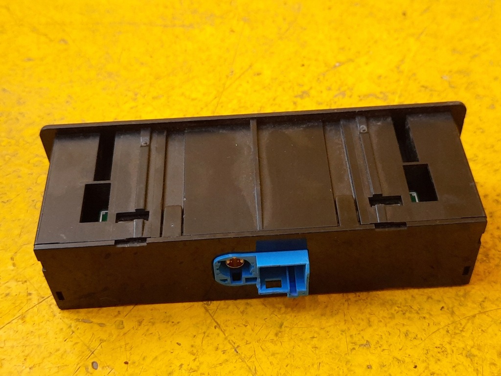 MERCEDES W205 WEJŚCIE GNIAZDO USB A2058200326 - 12589609011 - oficjalne ...