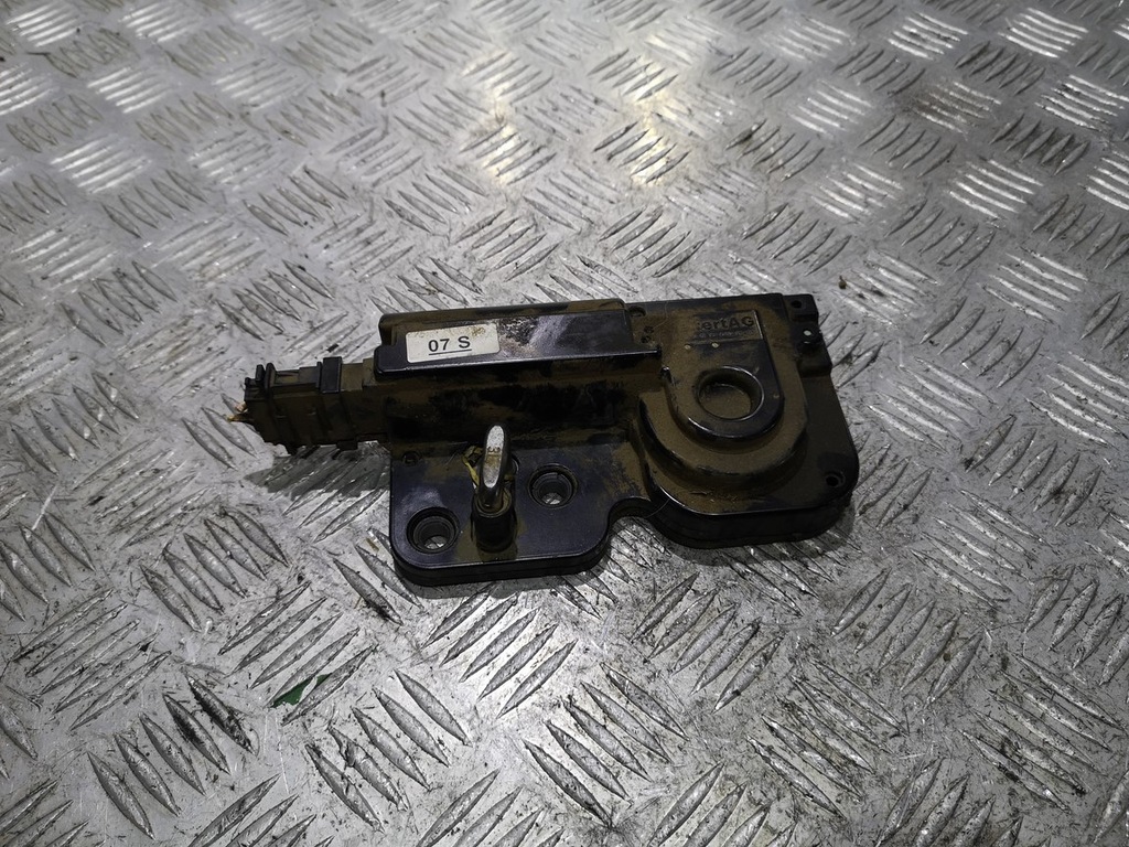 VW TOUAREG I ZAMEK KLAPY TYŁ 2 PIN 7L0827511 - 10475598339 - oficjalne ...