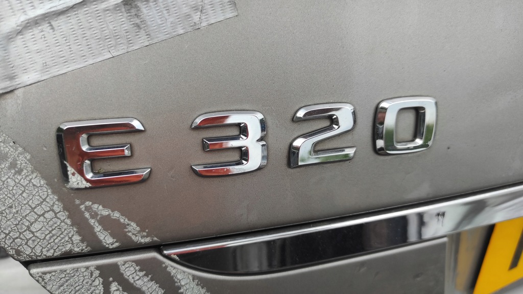MERCEDES W211 CLS EMBLEMAT LOGO NAPIS E320 - 12433993876 - oficjalne ...