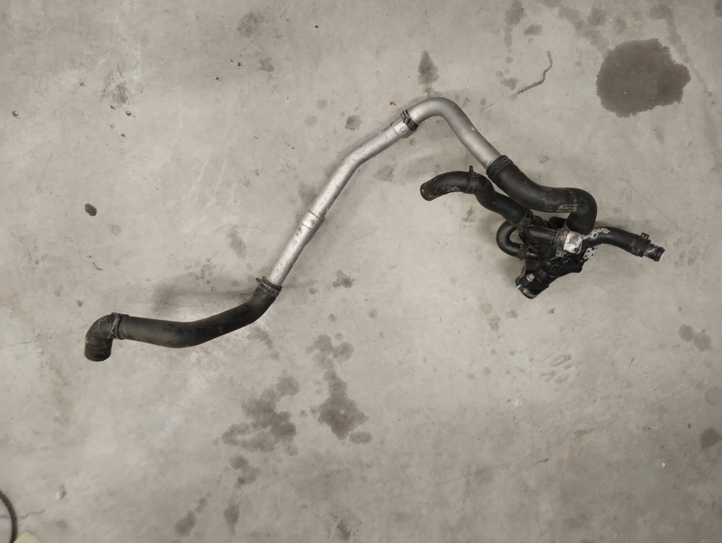 MERCEDES CLA W117 2.0 250 OBUDOWA TERMOSTATU TERMOSTAT PRZEWÓD WODY ...