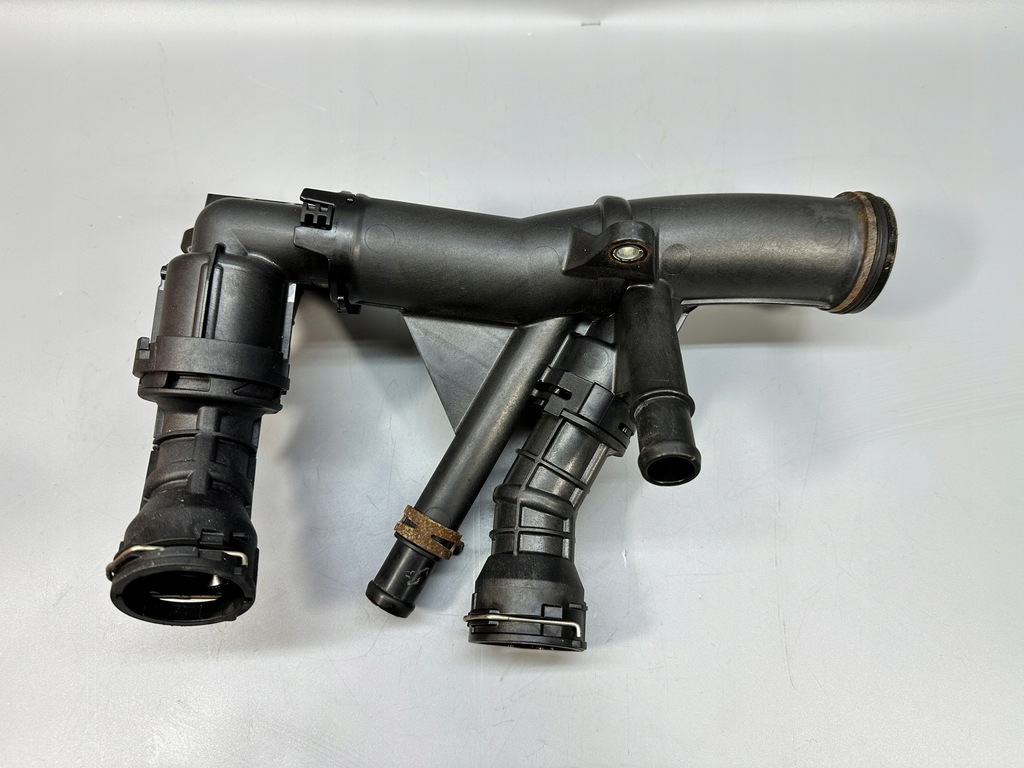 VW PASSAT B8 2.0 TDI OBUDOWA TERMOSTATU RURKA PRZEWÓD 04L121071E ...