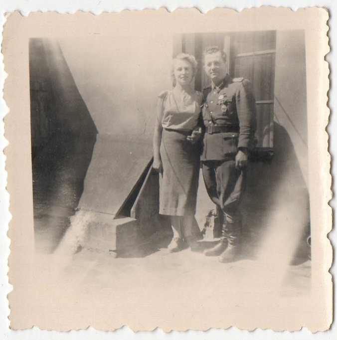 III RZESZA - Wehrmacht - żołnierz przed budynkiem - 13242189160 ...