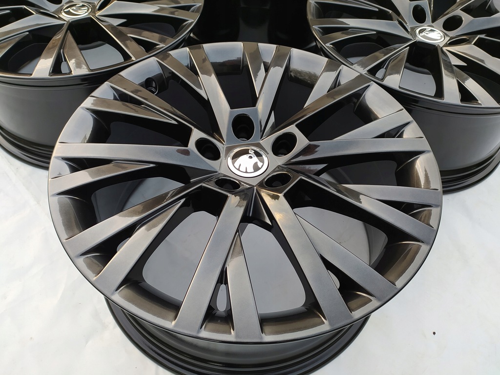 FELGI SKODA SUPERB 3V 3V0 8x18 et44 18 3V0601025CD - 12722942357 - oficjalne archiwum Allegro