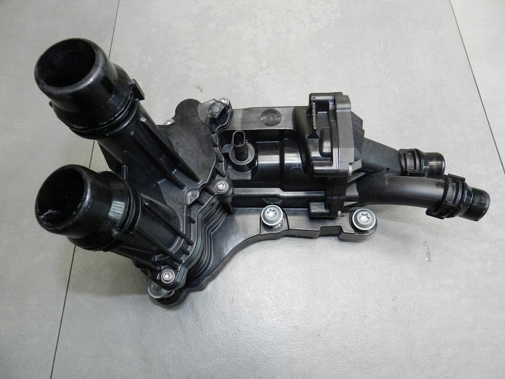 VW PASSAT B8 OBUDOWA TERMOSTATU 05L121111Q - 12200251662 - oficjalne ...