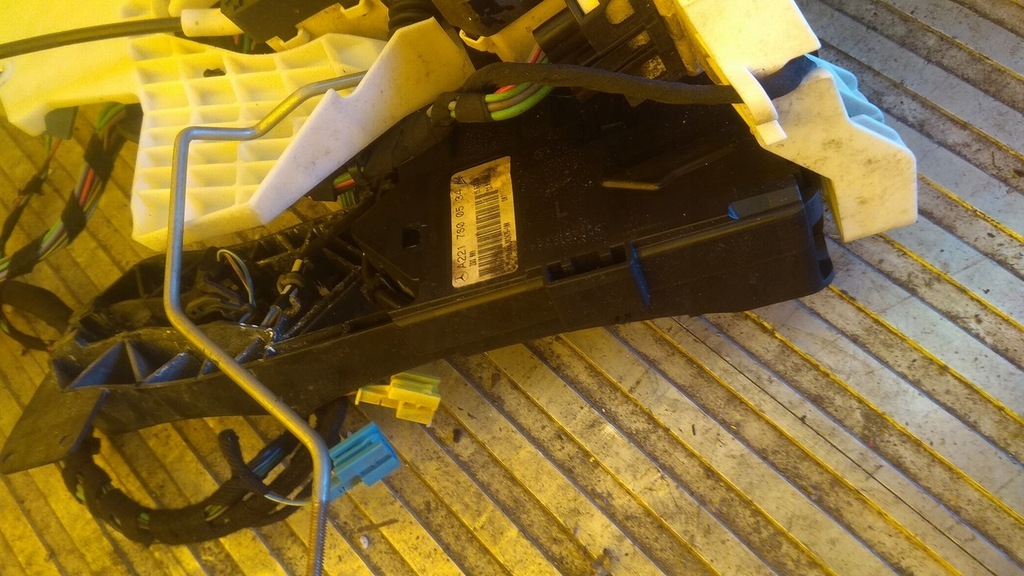 Mercedes W221 A2217600534 Mocowanie Klamki LP - 7924812981 - oficjalne ...