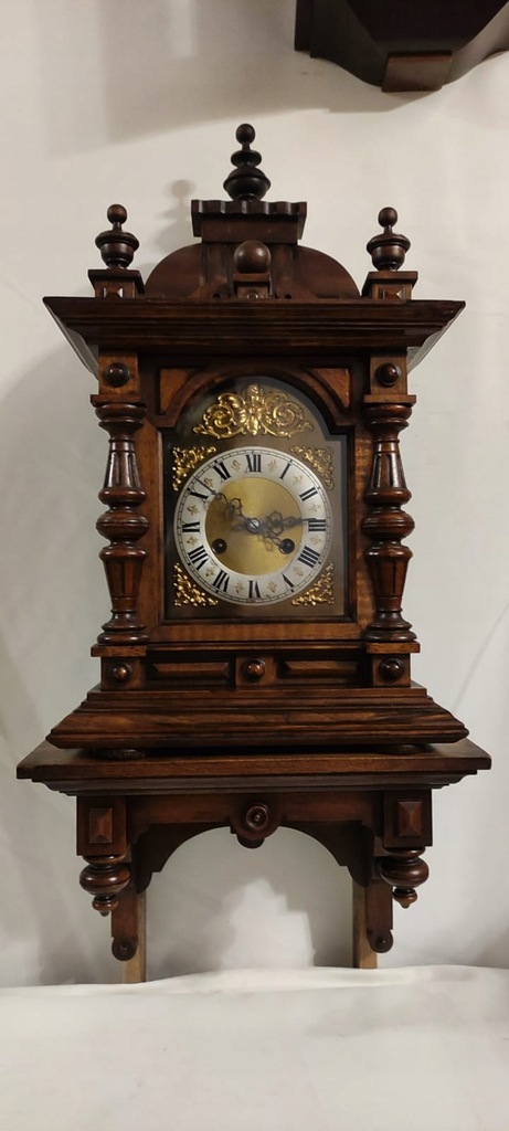 JUNGHANS. KWADRANSOWY ZEGAR NA KONSOLI. ORZECH. - 13473527183 - oficjalne archiwum Allegro