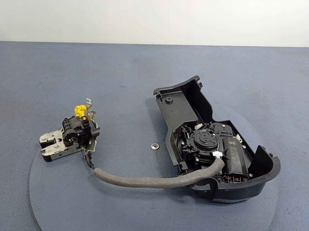AUDI A6 C8 4K SEDAN ZAMEK DOCIĄG KLAPY 81A827506 - 14380306411 ...