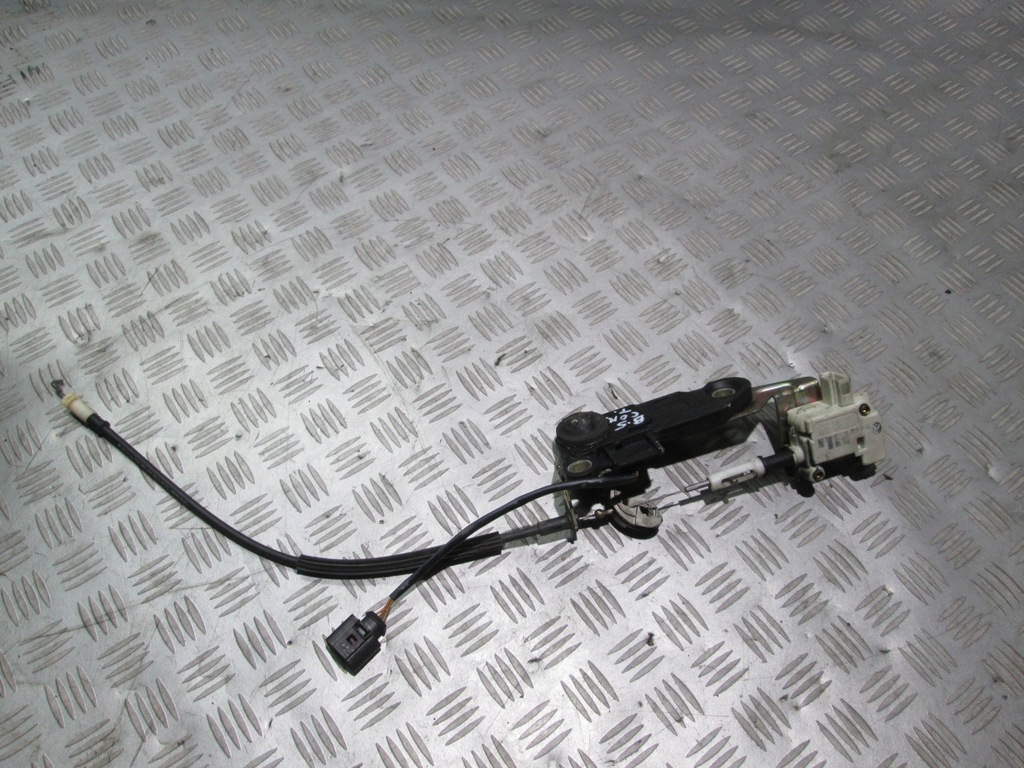 ZAMEK KLAPY BAGAŻNIKA VW PASSAT B5 FL 3B9827297A - 13394761400 - oficjalne archiwum Allegro