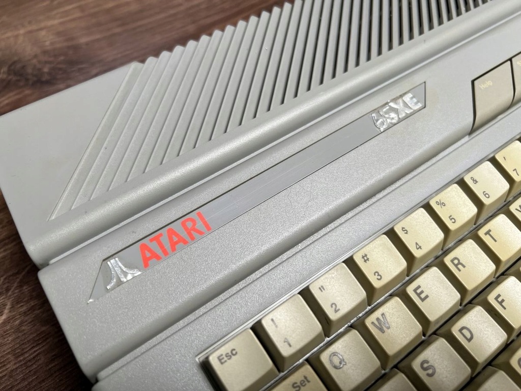 Komputer Atari 65 XE - logo folia - 13592348144 - oficjalne archiwum ...
