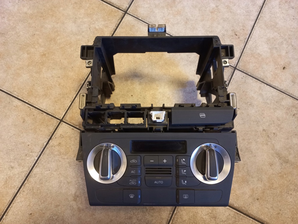 AUDI A3 8P LIFT 08-12 PANEL NAWIEWU RAMKA RADIA - 11889094773 - oficjalne archiwum Allegro